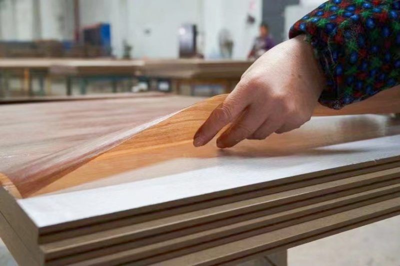 How to avoid blistering and cracking when applying veneer glue to veneer
