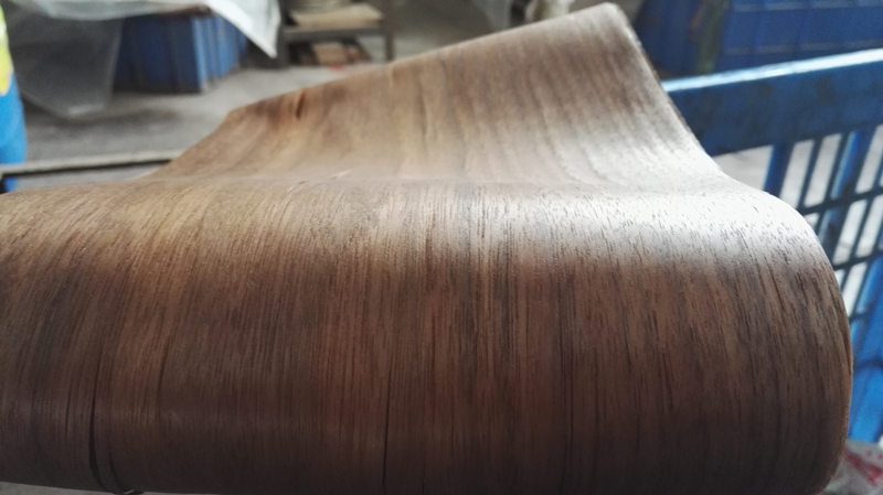 How to apply glue in the process of manually bonded wood veneer