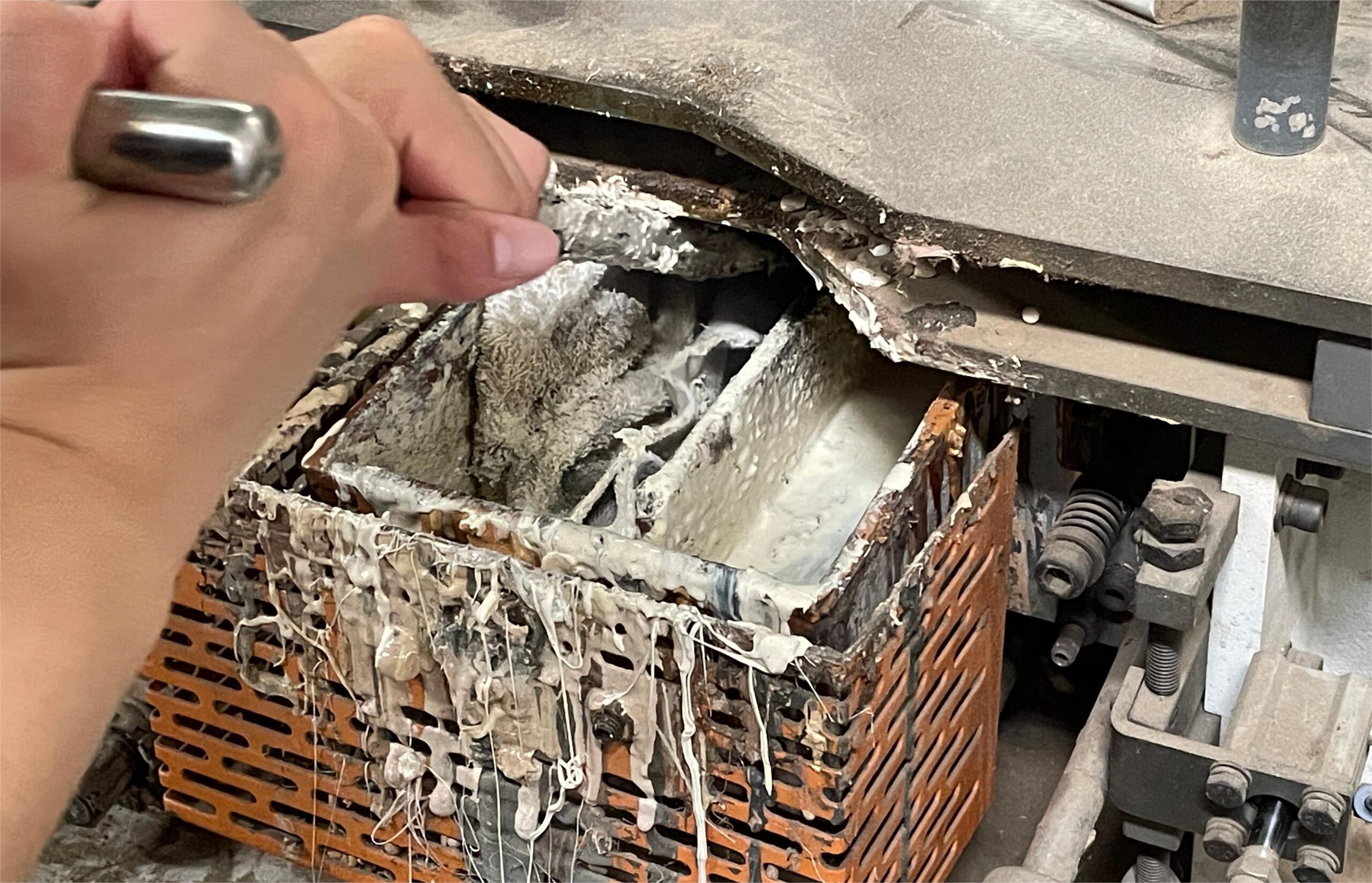 How to clean EVA hot melt glue pot
